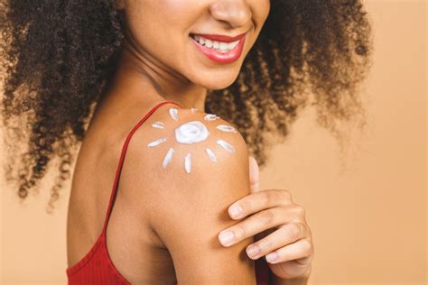 Ini Penjelasan Mengapa Sunscreen Contouring Disebut Berbahaya Dan