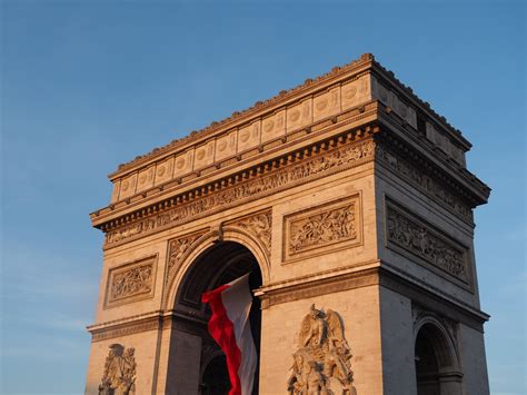 フランスパリエトワール凱旋門の見どころや営業時間を紹介 上に登ればパリの街並みを一望できます