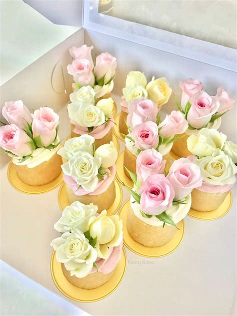Kimmy Bakes Mini Cakes With Fresh Florals Mini Cakes Baking Cake