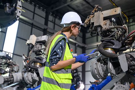여성 사업주 엔지니어가 공장에서 작업을 관리하고 점검합니다 Stem 주제에 대한 스톡 사진 및 기타 이미지 Stem 주제 개발 건강관리와 의술 Istock