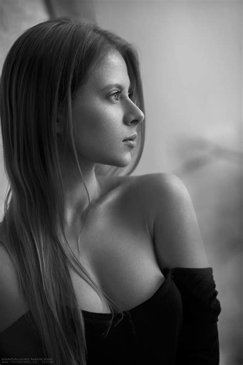 배경 화면 Mindaugas Navickas 여자들 긴 머리 스트레이트 헤어 멀리보고 드레스 벌거 벗은 어깨 분열 단색화 초상화 1365x2048