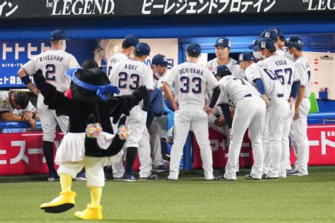 ＜ヤ・d＞5回、攻撃前に円陣を組むヤクルトナイン（撮影・会津 智海） ― スポニチ Sponichi Annex 野球