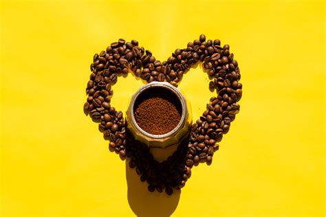 갈은 커피와 노란색 배경에 하트 모양의 커피 콩으로 둘러싸인 모카 커피 냄비의 최고 전망 0명에 대한 스톡 사진 및 기타 이미지 0명 강철 개념 Istock
