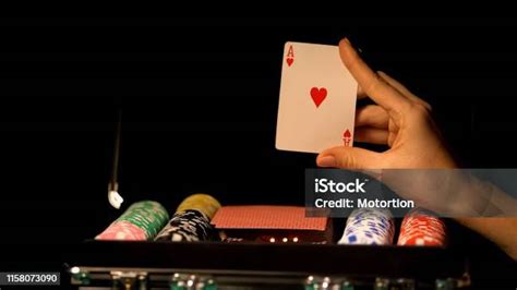 에이스 카드를 보여주는 손 포커에 베팅 도박 중독 칩 가방 개념에 대한 스톡 사진 및 기타 이미지 개념 개체 그룹 겜블링 칩 Istock