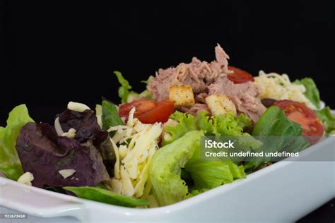 야채와 검은 배경 Izolated에 흰색 접시에 참치와 신선한 샐러드 0명에 대한 스톡 사진 및 기타 이미지 0명 고기 굽기 Istock