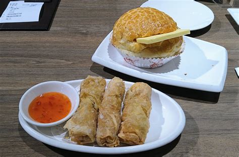 胡天八月 Makoto 今天的午餐是檀島不知從什麼時候開始香港茶餐廳變成我今天真的要休假的儀式性午餐之前是太興中間有點點心