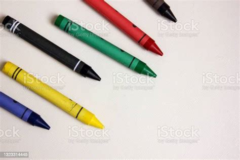 흰색 배경에 색연필 다른 색깔의 왁스 연필이 많이 있습니다 색연필 연필은 왼쪽에 놓여 있습니다 수업 취미 교육 창의력 그리기