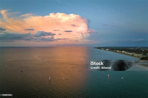 플로리다 베니스 근처 해안의 공중 전망과 일몰에 바다 파도에 떠 있는 하얀 요트 노코미스 해변의 북쪽과 남쪽 부두 바다 표면에서 모터 보트 레크리에이션 0명에 대한 스톡