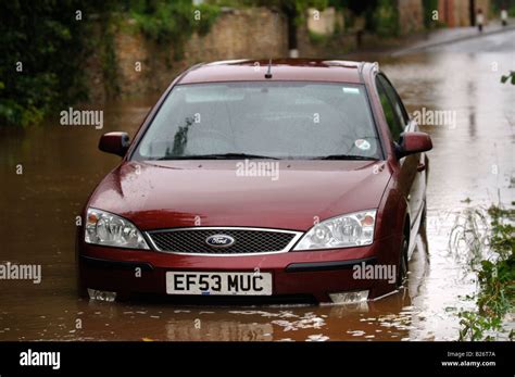 Floods In Gloucestershire July 2007 Uk Vehicles With Low Air Intakes