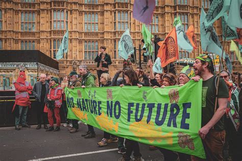 거리 경찰 계산서 군중 그룹 기후 위기 깃발 내핍 생활 데모 도로 도시 드래그 레이스 랠리 멸종 반란 배너 범죄 사람 전투 축제 퍼레이드