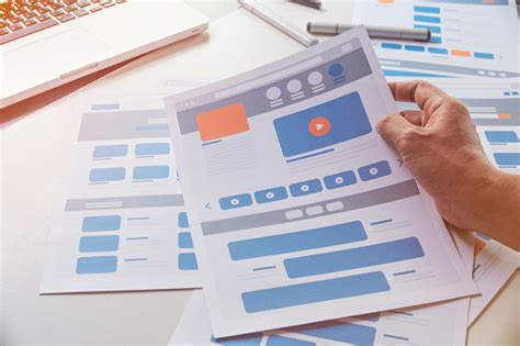 웹 사이트 디자이너 크리에이티브 계획 응용 프로그램 개발자 개발 초안 스케치 그림 템플릿 레이아웃 프레임 워크 와이어 프레임