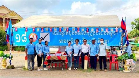 ក្រុមការងារយុវជនគណបក្សស្រុក និងក្រុមការងារយុវជនឃុំ បានចុះចែកខិតប័ណ្ណ