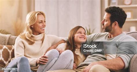 편안하고 행복한 가족과 부모가 거실에서 유대감 사랑 및 지원을 위해 집에서 아이와 이야기하십시오 엄마 아빠 그리고 소파에 함께 누워 있는 아이의 미소로 대화 연결 소녀