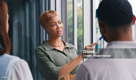 교육 성숙한 여성 또는 브레인스토밍 알림 또는 프로젝트 구성을 위한 유리에 대한 전략 비즈니스 미팅의 솔루션 스티커 메모 및