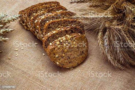 통밀 빵 린넨 질감 배경에 밀 곡물 귀 또는 스파이크 식물소박한 전통 빵의 신선한 덩어리 거친 빵과 부스러기가있는 호밀 빵집 수제 베이킹 갈색에 대한 스톡 사진 및 기타