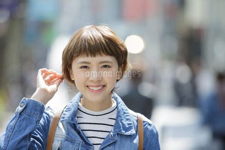 原宿を歩く若い女性の写真素材 FYI02430776 ストックフォトの Qlean Market