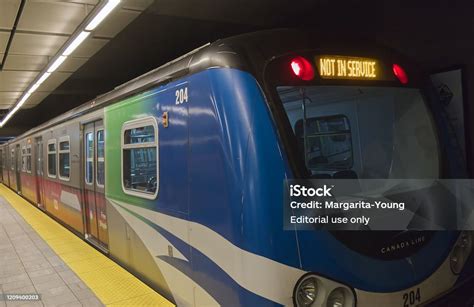 서비스 안 되는 표지판이 있는 워터프론트 역의 밴쿠버 스카이트레인 지하철 캐나다 라인 전경 기차에 대한 스톡 사진 및 기타