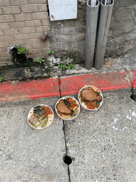 我真的不懂 下午兩點放三個便當在路邊是什麼意思 這一定擺一陣子我靠近的時候都有臭酸味了欸忘記吃嗎還是怎麼了