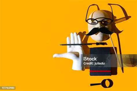 다양한 개체의 구성 안경 돋보기 연필 콧수염 나비 손 노트북 마스크 비즈니스 인물의 이미지를 형성합니다 노란색 배경의 하드 섀도우 경외감에 대한 스톡 사진 및 기타 이미지