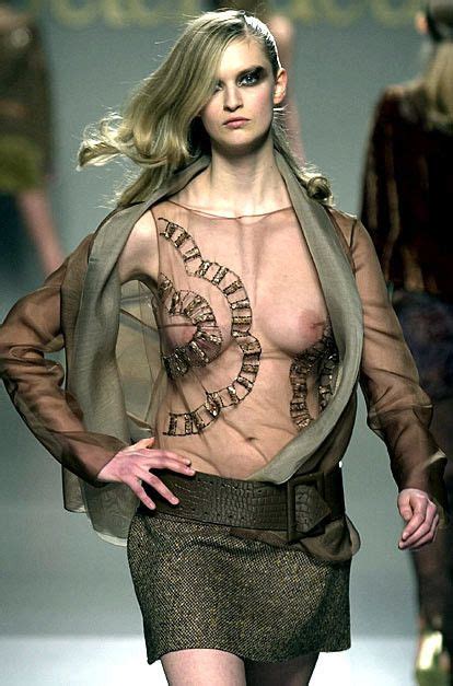 Foto De Runway Rack On Display Breezy