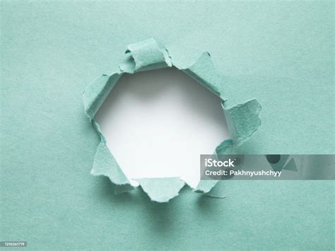 측면이 찢어진 종이에 구멍이 뚫린 찢어진 종이 메시지를 위한 공간 확보 0명에 대한 스톡 사진 및 기타 이미지 0명 가장자리 개념 Istock