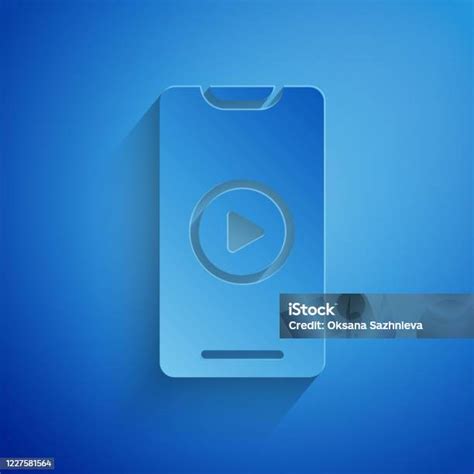 종이 컷 온라인 파란색 배경에 격리 된 비디오 아이콘을 재생합니다 재생 기호와 스마트 폰 과 필름 스트립 종이 아트 스타일입니다 벡터 일러스트레이션 3차원 형태에 대한 스톡