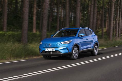 Refreshed Mg Zs Ev Debuts With A Grille Less Look New Infotainment And A Bigger Battery Carscoops