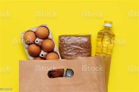 플랫레이 푸드 치킨 계란 메밀 패킷 해바라기 기름 의 플라스틱 병 노란 배경에 종이 가방에 통조림 식품 기부 음식 위쪽 보기 시장 소매점에 대한 스톡 사진 및 기타 이미지