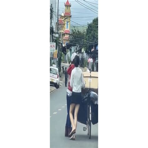 ဘူးခွံတွေအပြည့်ပါတဲ့ စက်ဘီးနဲ့ မိခင်ဖြစ်သူ ပြန်လာတာကို မြင်ပြီး မိခင