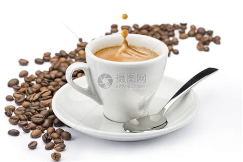 一杯咖啡溅起水花和白色背景上的豆子高清图片下载 正版图片502892546 摄图网