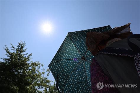 양산 쓰고 연합뉴스