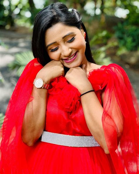 Pavithra B Naik చూపులతో గాలం వేస్తున్న పవిత్ర బి నాయక్ Namasthe Telangana