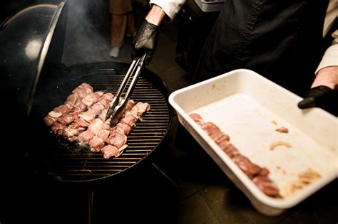 검은 앞치마에 남자는 조심스럽게 집게와 바베큐 그릴에 원시 고기 조각을 확산 검은색에 대한 스톡 사진 및 기타 이미지 검은색 바베큐그릴 바비큐 Istock