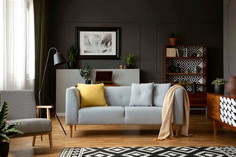 어두운 거실 인테리어 벽 금속 램프 빈티지 찬 장 및 커튼으로 창에 성형에에서 서 베개로 회색 소파의 실제 사진 가구에 대한