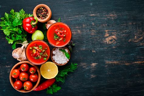 음성에 가스 파초 수프입니다 양파 파프리카 파 슬 리와 토마토 수프입니다 이탈리아 요리입니다 최고의 볼 수 있습니다 에 검은 배경 텍스트에 대 한 여유 공간입니다 가스파초에