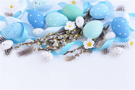 부활절 달걀 그리고 흰색 바탕에 버드 나무 분 지입니다 텍스트에 대 한 빈 공간을 가진 부활절 카드 개념에 대한 스톡 사진 및 기타 이미지 Istock