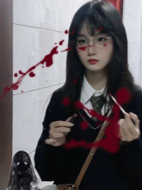 紫砂没有未来滚 on Twitter 没准备万圣节但是之前在某个阴森的厕所补口红被朋友拍了张今天翻到p一下我觉得还挺万圣节笑死