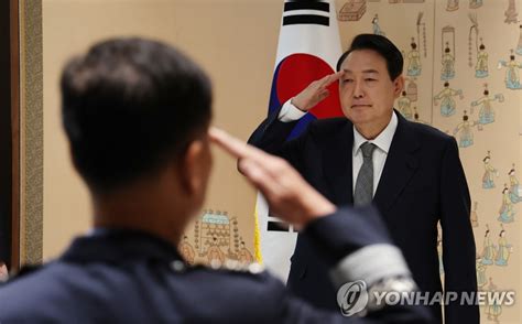 거수경례하는 윤석열 대통령 연합뉴스