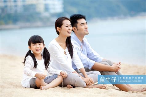 快乐的一家人坐在沙滩上 蓝牛仔影像 中国原创广告影像素材
