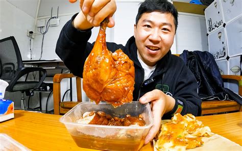 小哥下班花35元买一大份烧鸭配着酱饼吃真香 哔哩哔哩