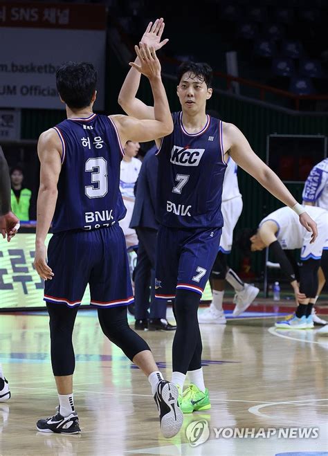 하이 파이브 연합뉴스