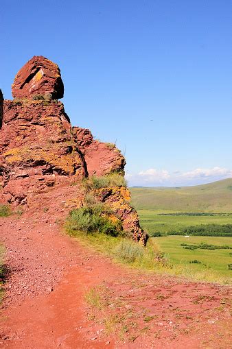 언덕 꼭대기를 따라 그림 같은 계곡에있는 특이한 붉은 돌 형성으로가는 길 건조한에 대한 스톡 사진 및 기타 이미지 건조한 경관 계곡 Istock