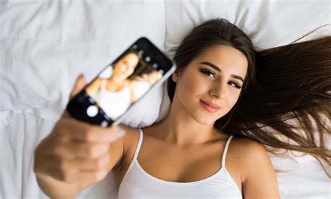 10 Best Sexy Websites To Watch Live Sex Shows In 2025