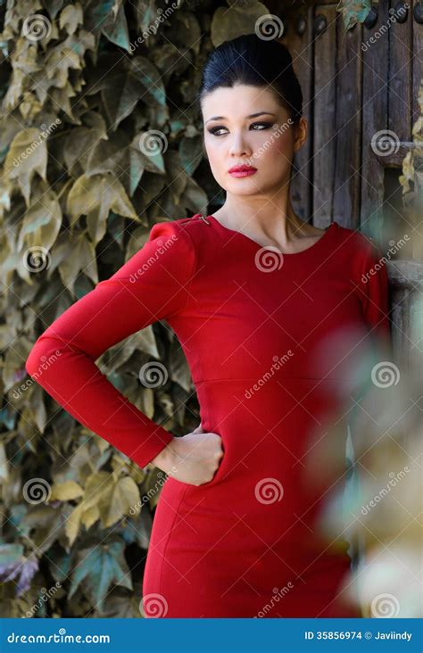Mujer Japonesa Hermosa Joven Con El Vestido Rojo Foto De Archivo Imagen De Rojo Primer