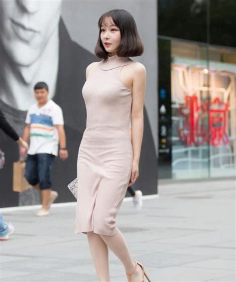 街拍：身材高挑的美女，一条迷人的吊带裙，秀出成熟的女人味