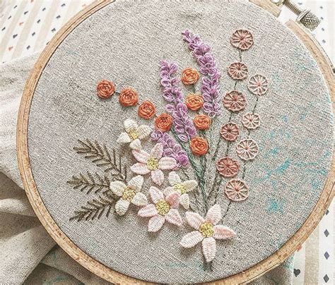 장미 다 뜯고 ~~ 아직 수놓을 꽃들이 많아요 잎도 수놓아야 하고 천천히 하자~~ 꽃다발 자수 금오산산책길 자수나무 프랑스자수 브라질식 자수 꽃 자수 디자인