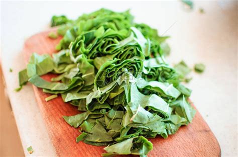 红豆和野大蒜在切肉板上兰姆森在切菜板上切割高清图片下载 正版图片504414661 摄图网