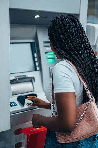 신용 카드와 Atm 기계를 사용하는 아프리카 계 미국인 여성 은행업무에 대한 스톡 사진 및 기타 이미지 은행업무 현금 자동 입출금기 땋은 머리 Istock