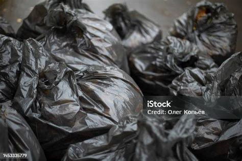검은 쓰레기 봉투 거리에서 청소 쓰레기 봉투 검은 색 플라스틱 0명에 대한 스톡 사진 및 기타 이미지 0명 가득 찬 가방