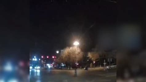 男孩闯红灯不计后果险被撞，路过司机大吼教导凤凰网视频凤凰网